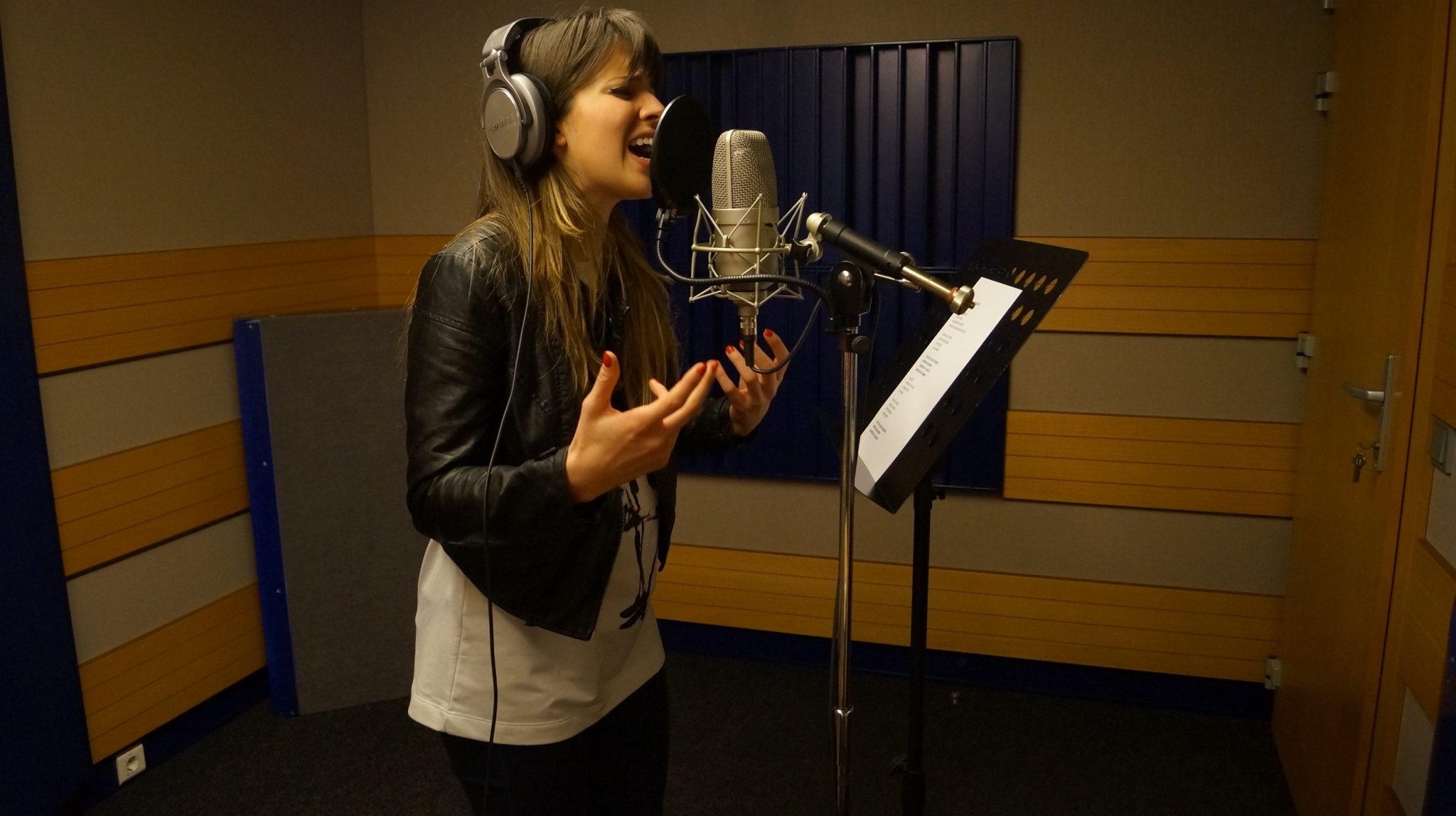 Leonor Andrade grava quatro novas versões de "Há um Mar que nos Separa"