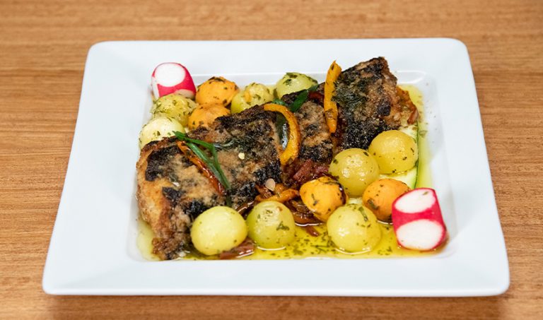 Posta de peixe-espada preto frito com legumes e ervas aromáticas ...