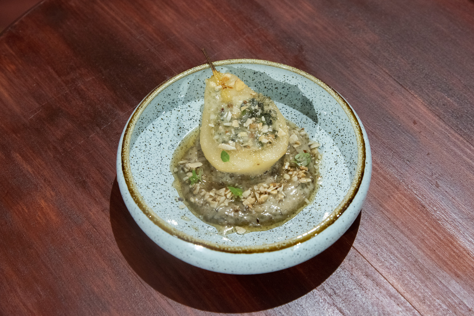 Pêra cozida em moscatel, recheada com amêndoa, tomilho e queijo ...