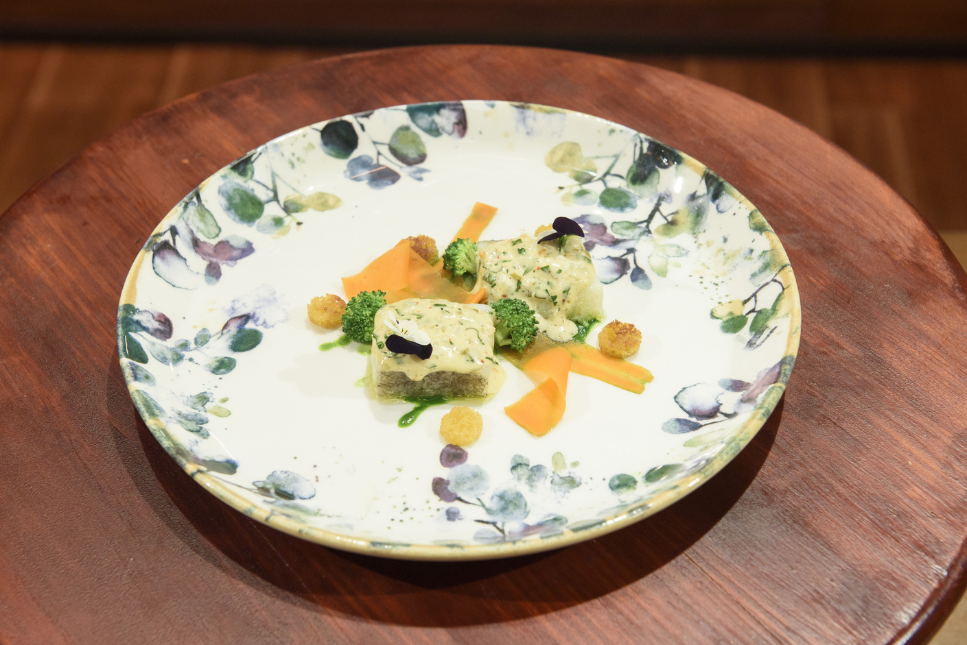 Bacalhau com maionese de pickles, espuma de batata, creme de espinafres ...