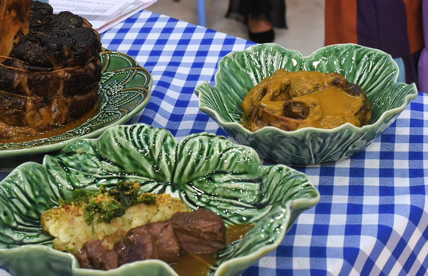 Bochechas de Vaca com Migas de Bimi - Chef Rodrigo Castelo | Praça da ...