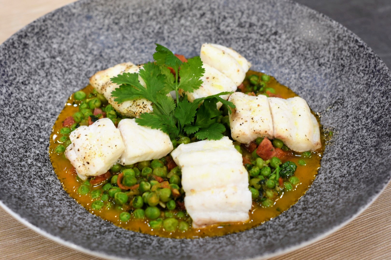 Peixe-Espada com Ervilhas - Chef Marco Gomes | Praça da Alegria | RTP